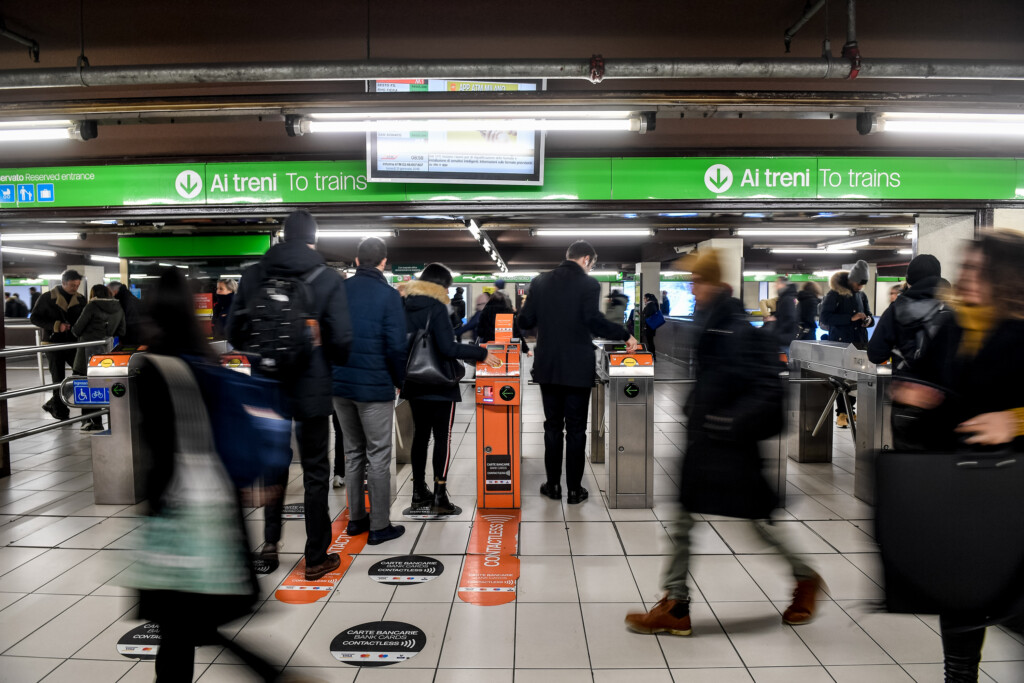 Milan, pickpockets block metro and discharge fire extinguisher on the ...