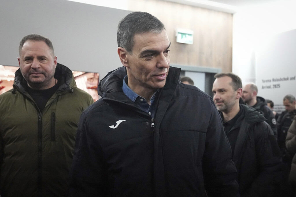 Ukraine: Sanchez announces new 1 billion military aid package ...