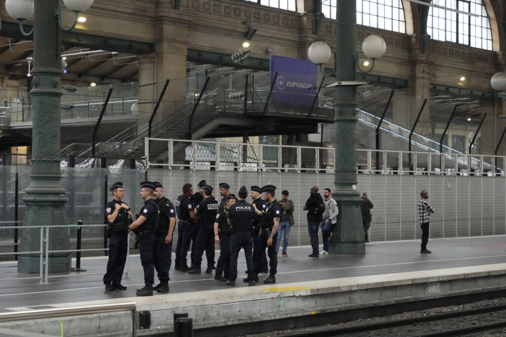 Paris, unexploded World War II bomb discovered near the tracks: trains ...