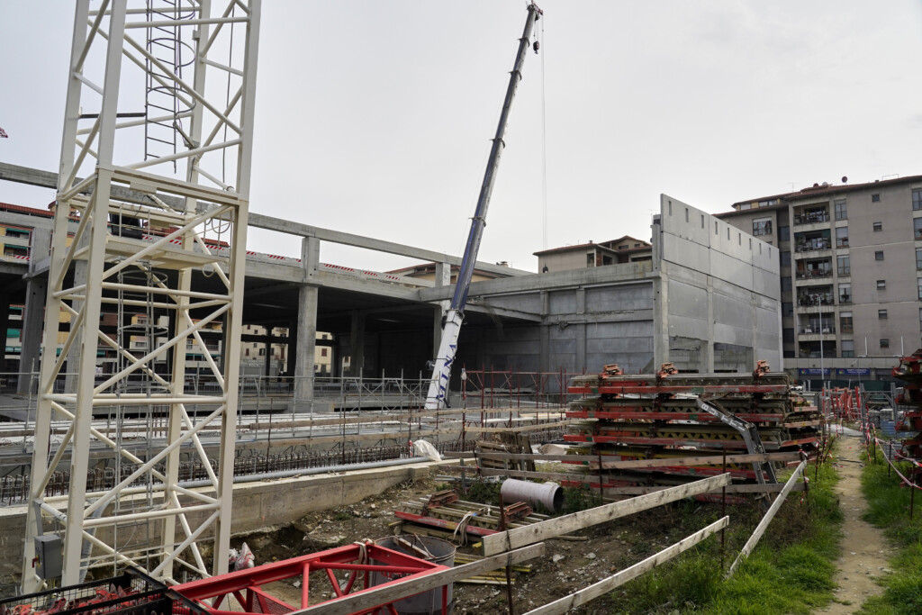 Florence, collapse of Esselunga construction site: three precautionary ...