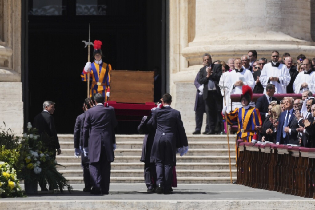 Pope Francis, Funeral Procession at Santa Maria Maggiore: Emotional ...