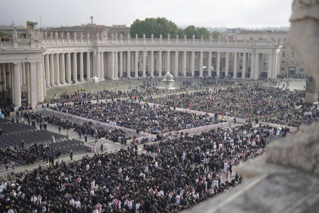 Pope’s Funeral: Crowded Square and Giant Screens, Biden and Guterres ...