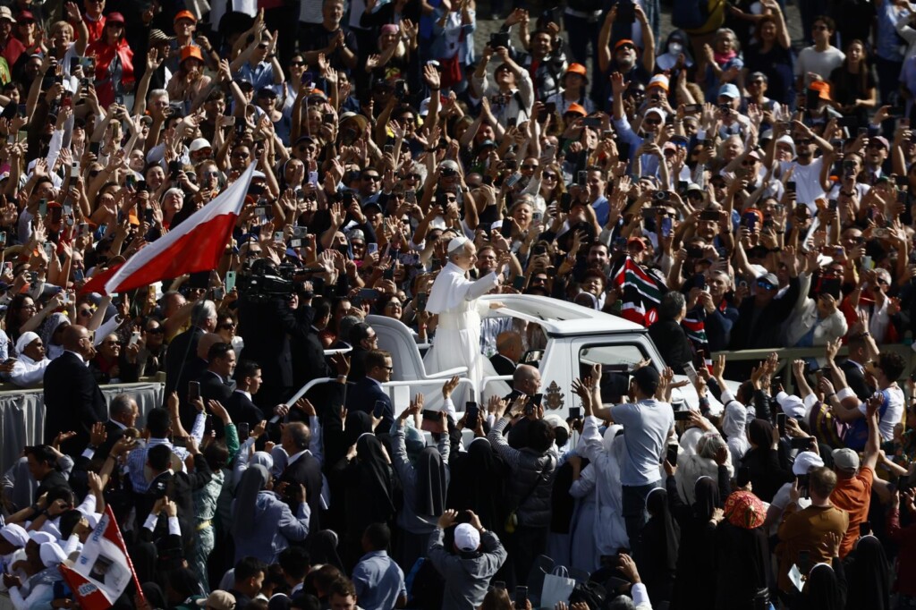 Vatican, first ride in the Popemobile among the faithful for Pope Leo ...