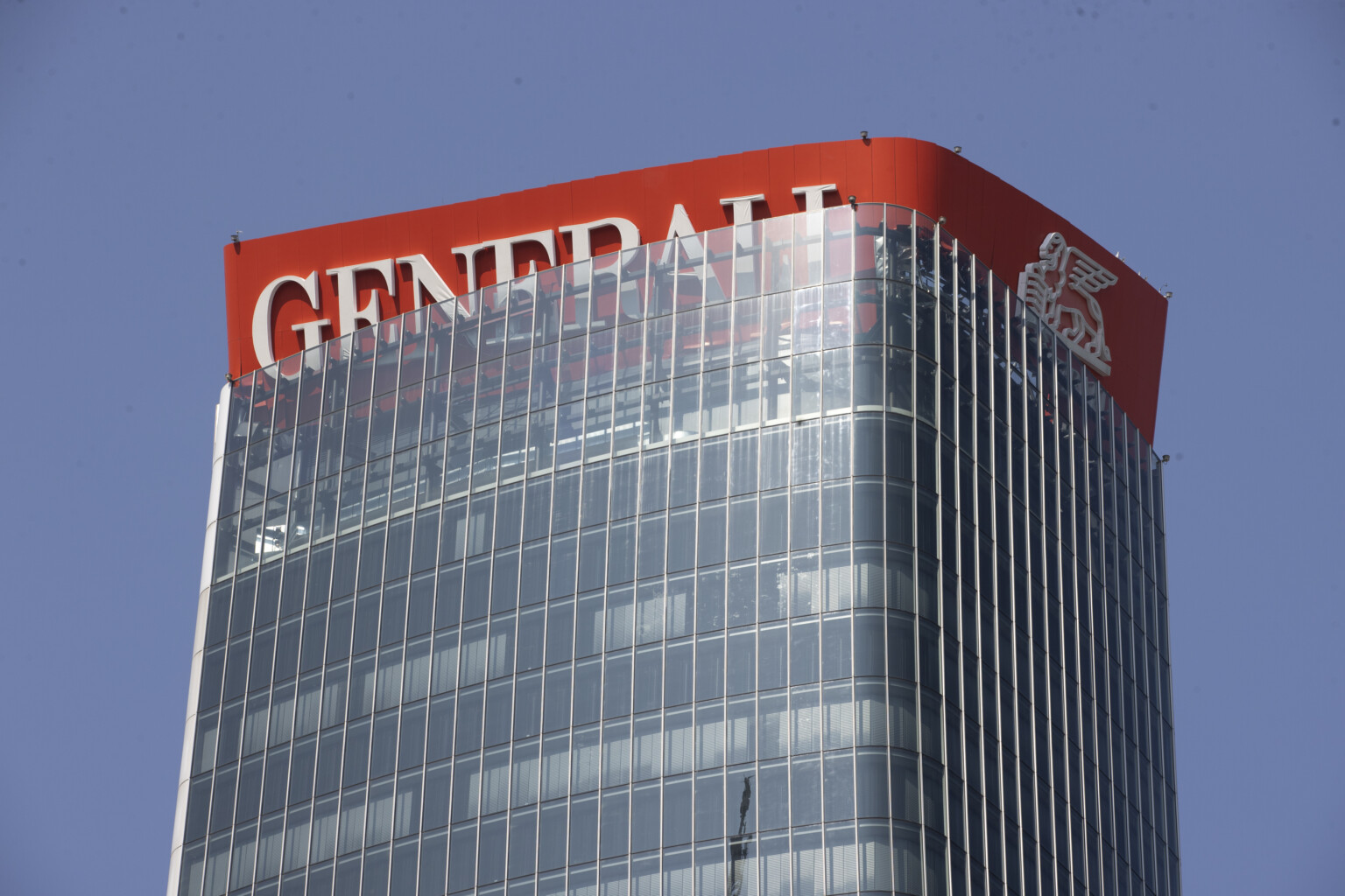 Milan: collapse of Generali Tower sign, 10 under investigation ...