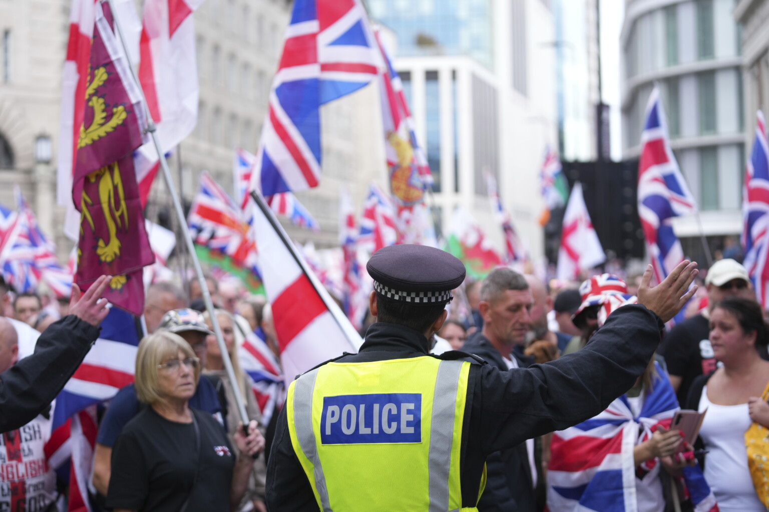 United Kingdom: police attacked by protesters in London - LaPresse News