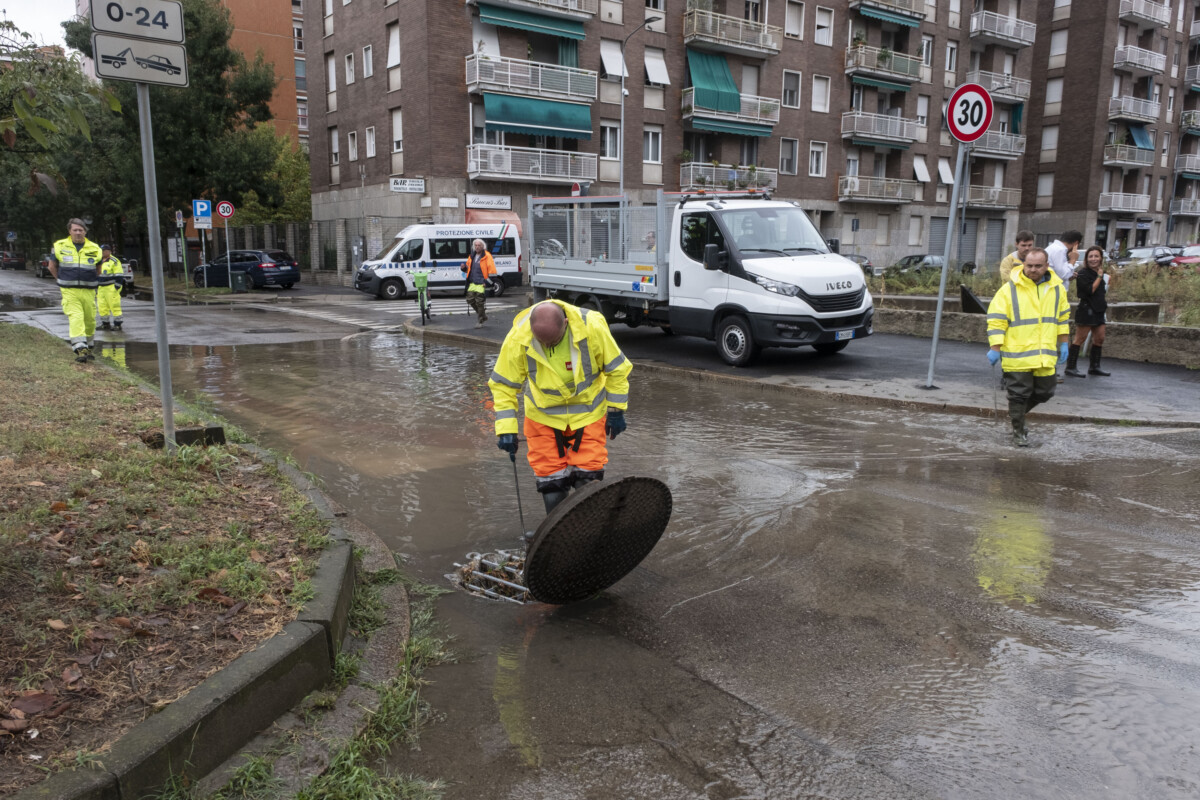 Bad weather: heavy rain in Milan, Seveso river floods - LaPresse News
