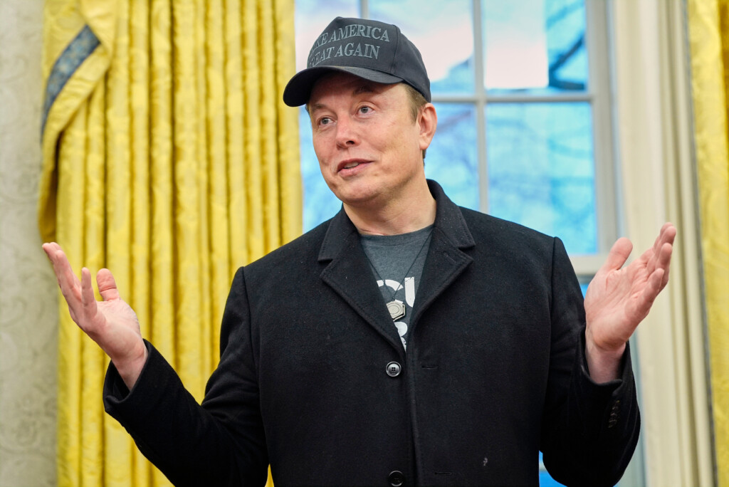 USA, Forbes: Musk first person to reach $500 billion net worth ...