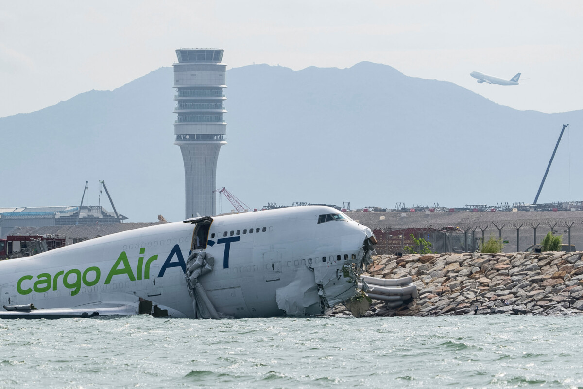 Hong Kong: cargo plane skids off runway, two dead - LaPresse News