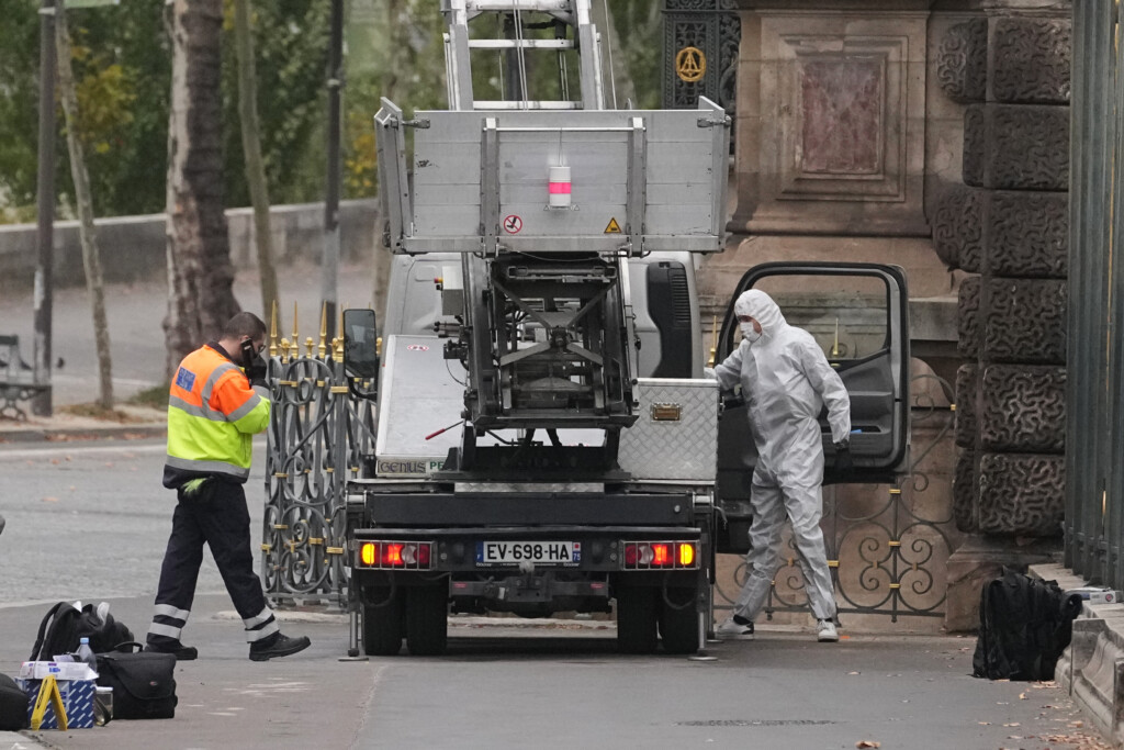 France: Louvre theft becomes advertising for German lift company ...