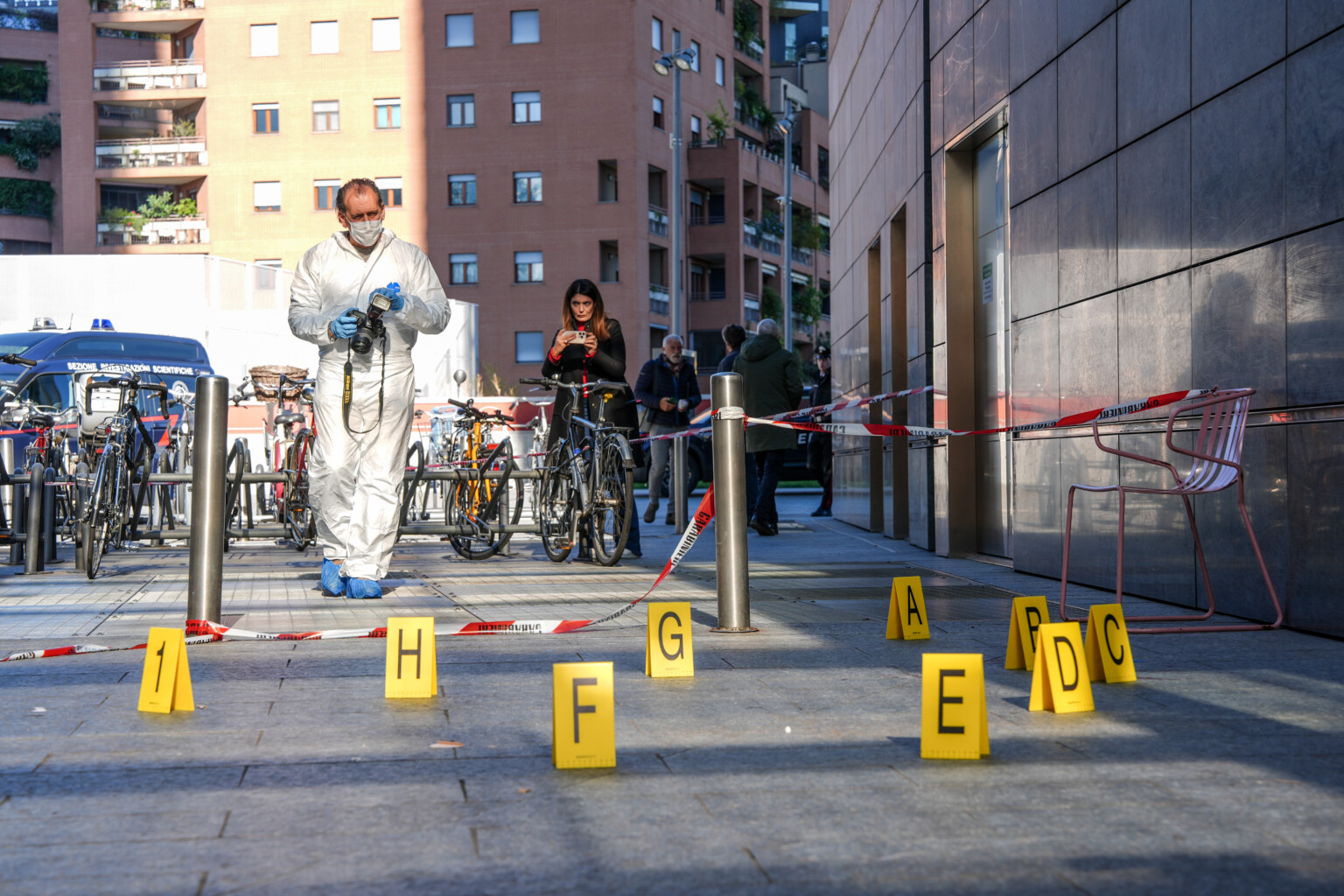 Milan, attacker of 43-year-old woman stabbed in Piazza Gae Aulenti ...