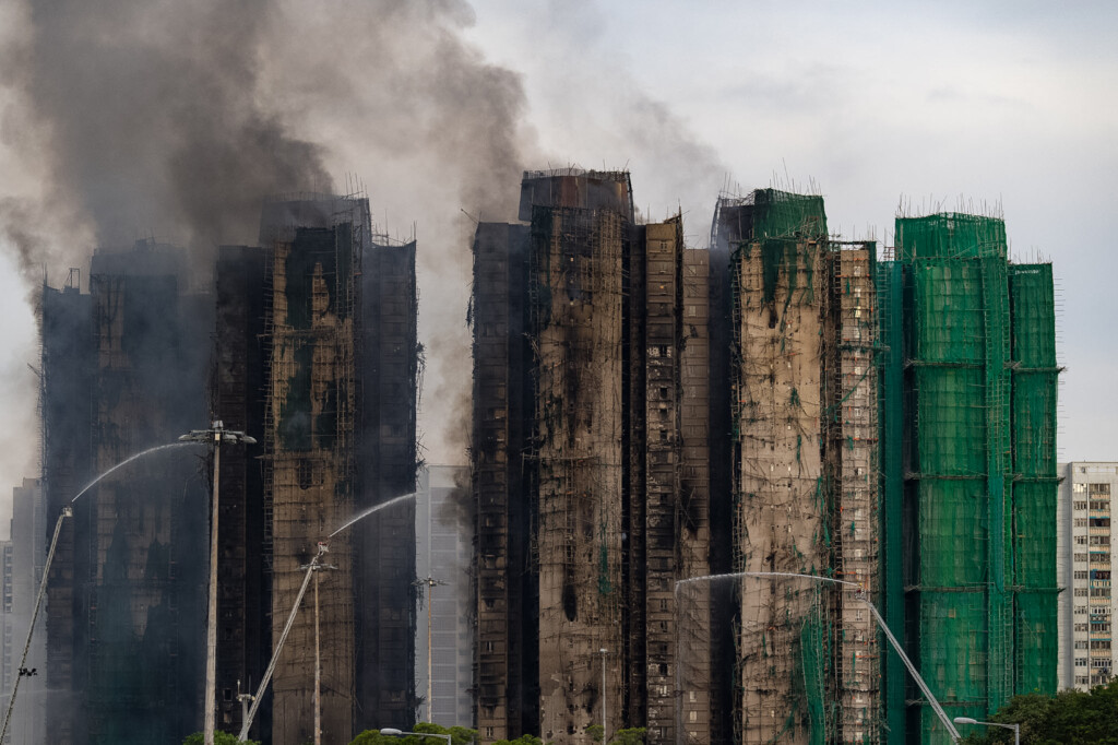 Hong Kong, fire in seven skyscrapers: death toll rises to 75 - LaPresse ...
