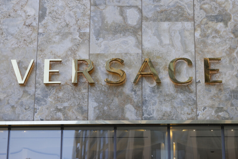 Fashion: Prada officially acquires Versace - LaPresse News