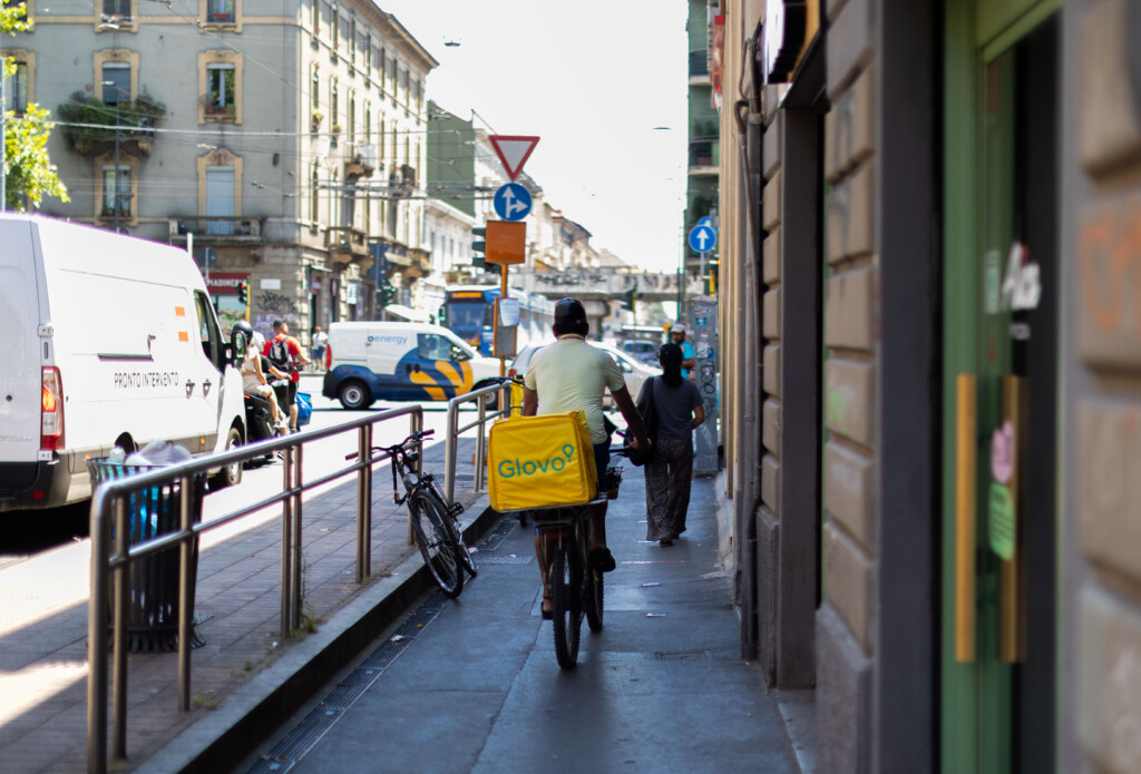 Illegal hiring: Glovo under investigation, “40,000 riders earning below ...